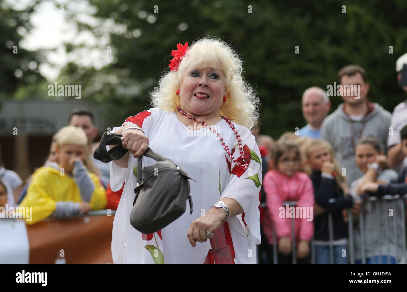 Bottrop, Germany. 6th Aug, 2016. Jury member Eva Jacobs posing with her ...