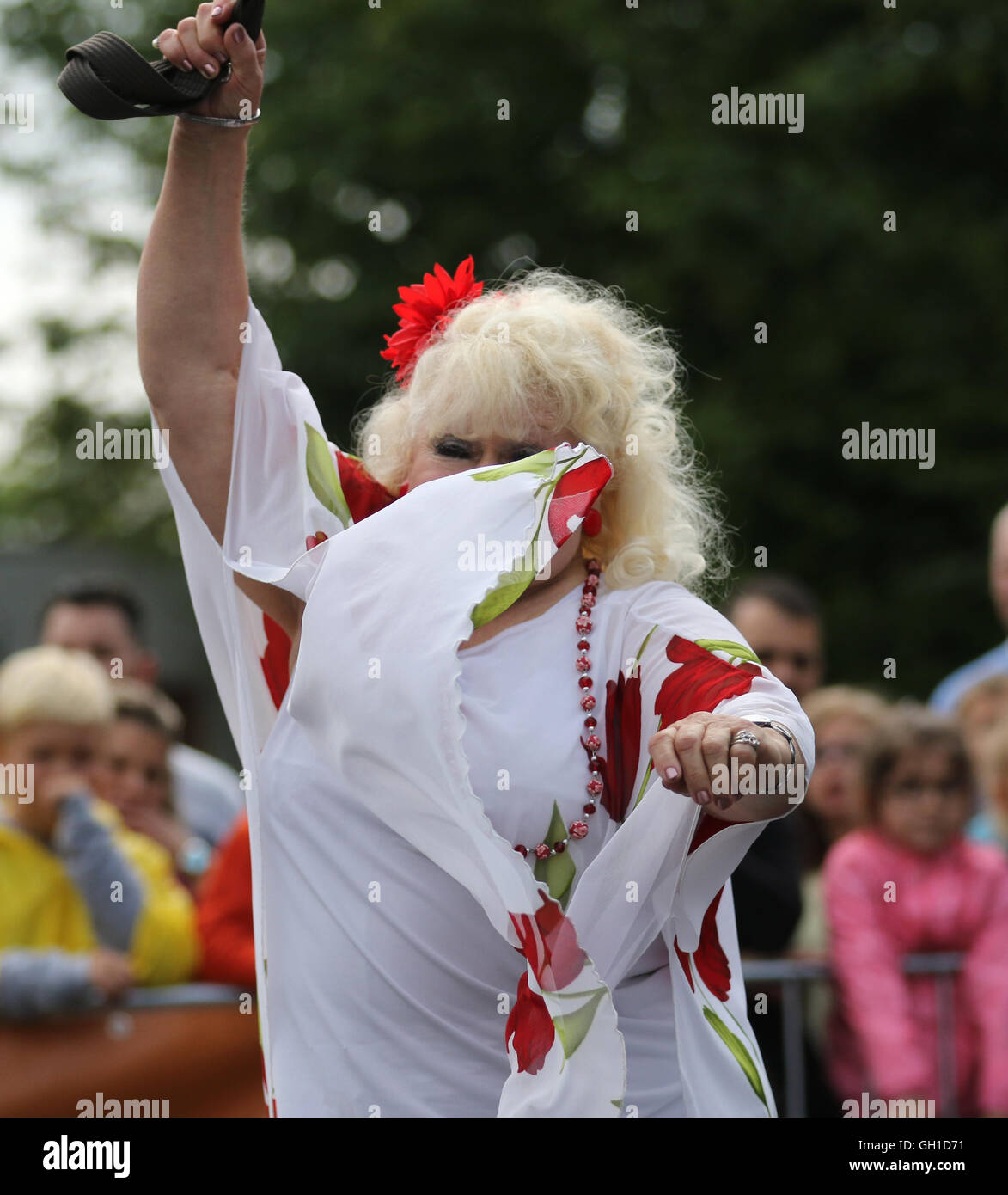 Bottrop, Germany. 6th Aug, 2016. Jury member Eva Jacobs posing with her ...