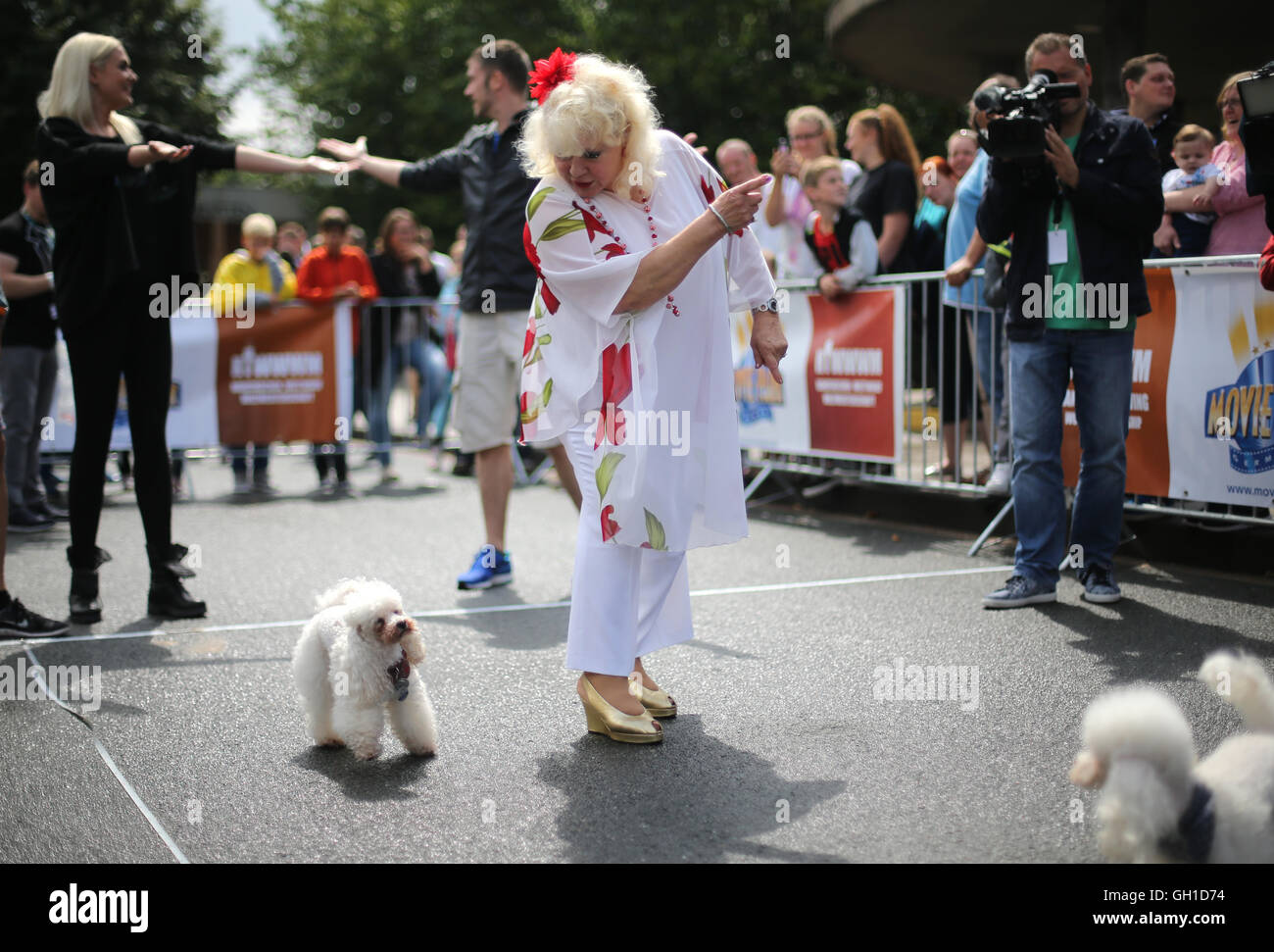 Bottrop, Germany. 6th Aug, 2016. Jury member Eva Jacobs posing with her ...