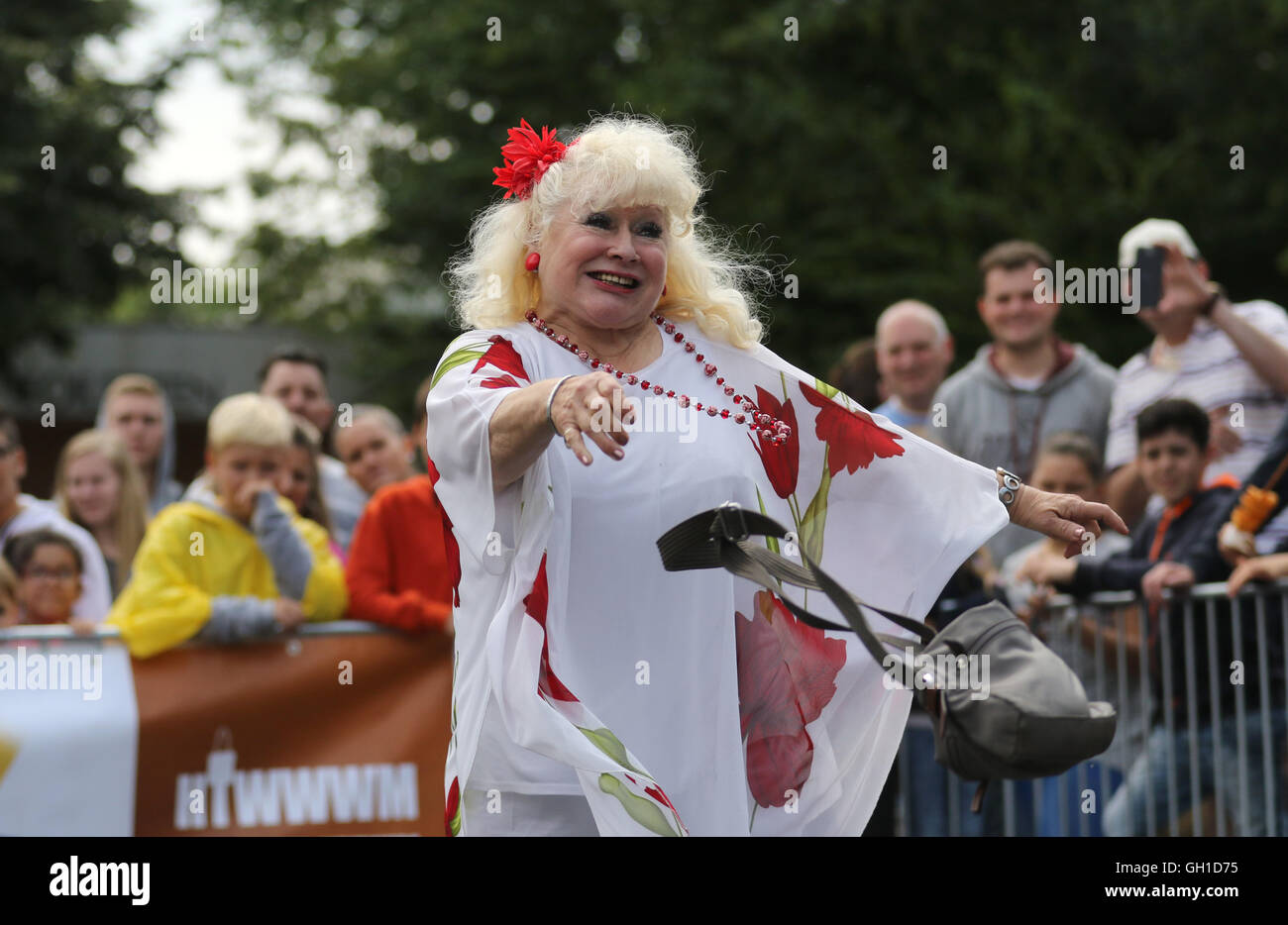 Bottrop, Germany. 6th Aug, 2016. Jury member Eva Jacobs posing with her ...