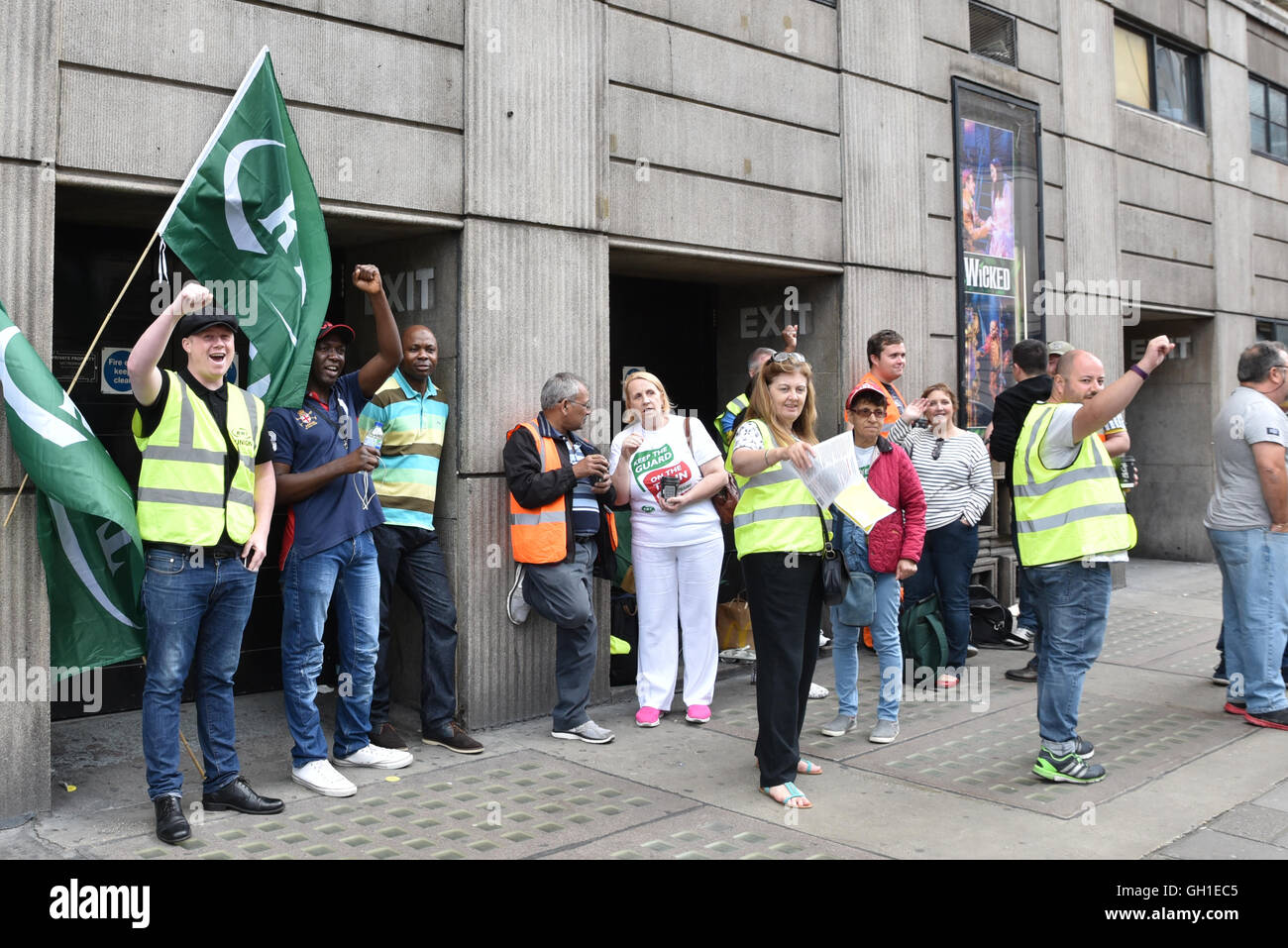 Victoria Station, London, UK. 8th August 2016. RMT picket line outside ...