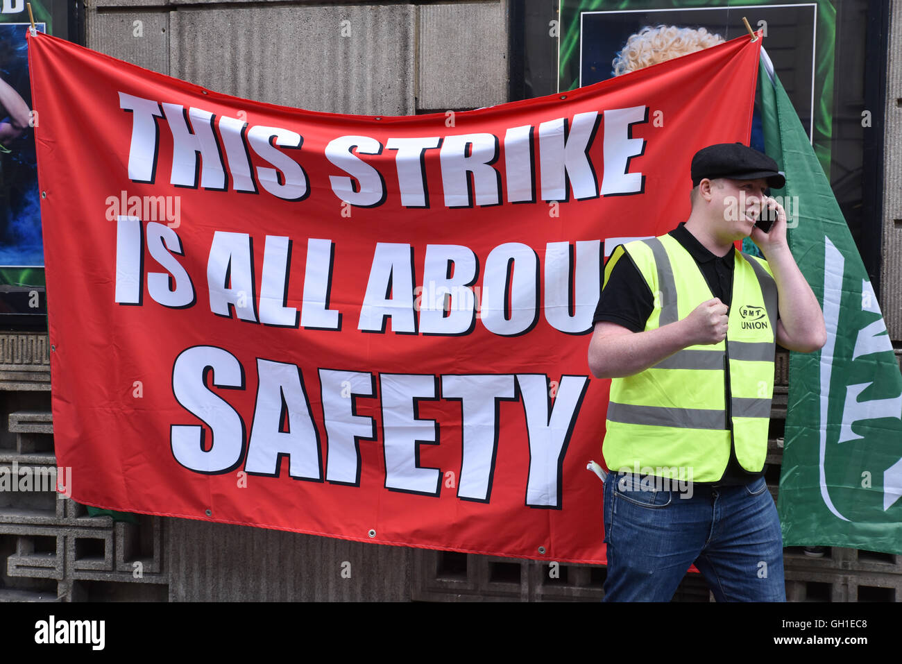 Victoria Station, London, UK. 8th August 2016. RMT picket line outside ...