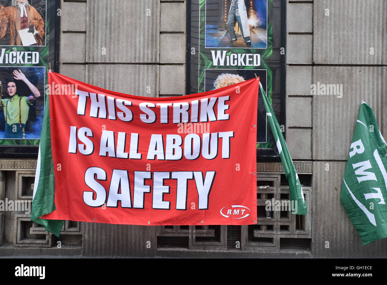 Victoria Station, London, UK. 8th August 2016. RMT picket line outside ...