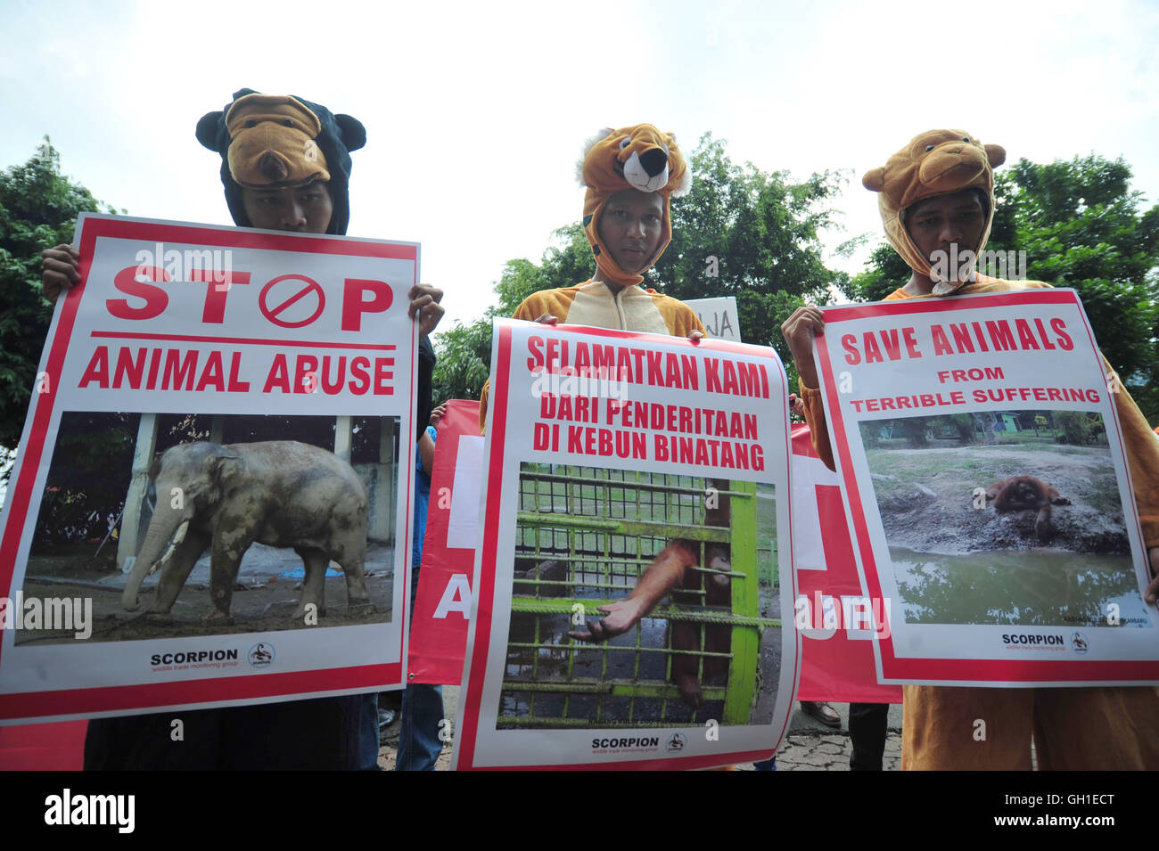 Jakarta, Indonesia. 8th Aug, 2016. Indonesian activists wearing ...