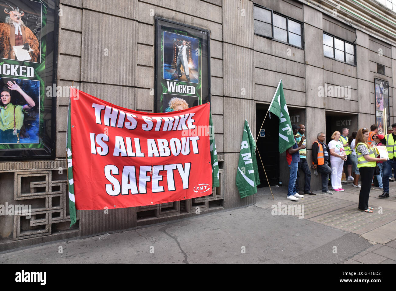 Rail strike station rmt picket line hi-res stock photography and images ...