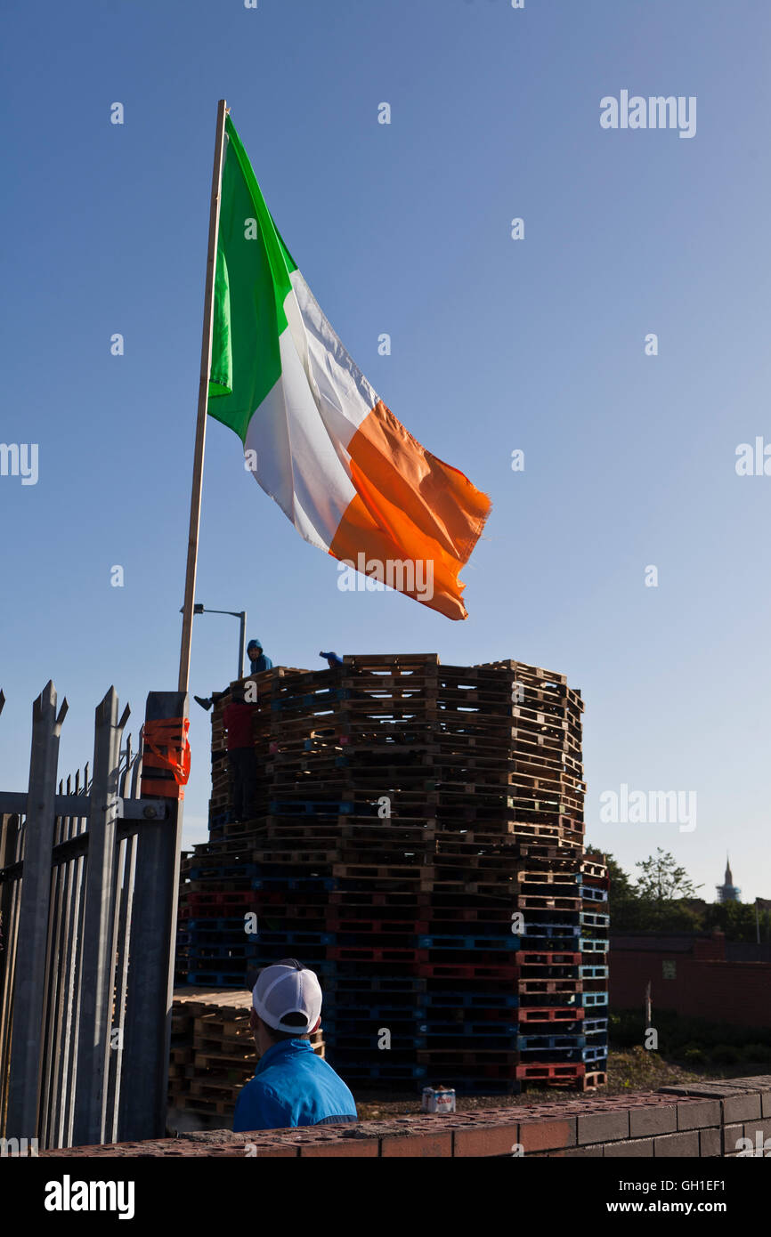 Divis Street, Belfast, UK. 8th August 2016. Building is nearing ...