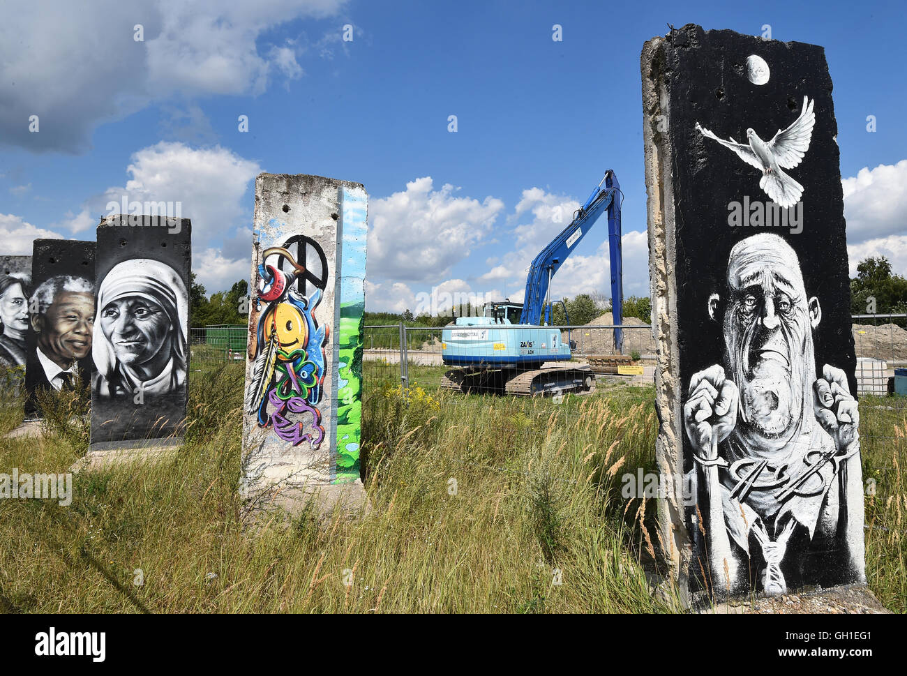 Teltow, Germany. 8th Aug, 2016. Parts of the Berlin wall painted with ...
