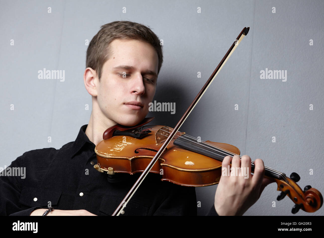man playing violin close-up Stock Photo - Alamy