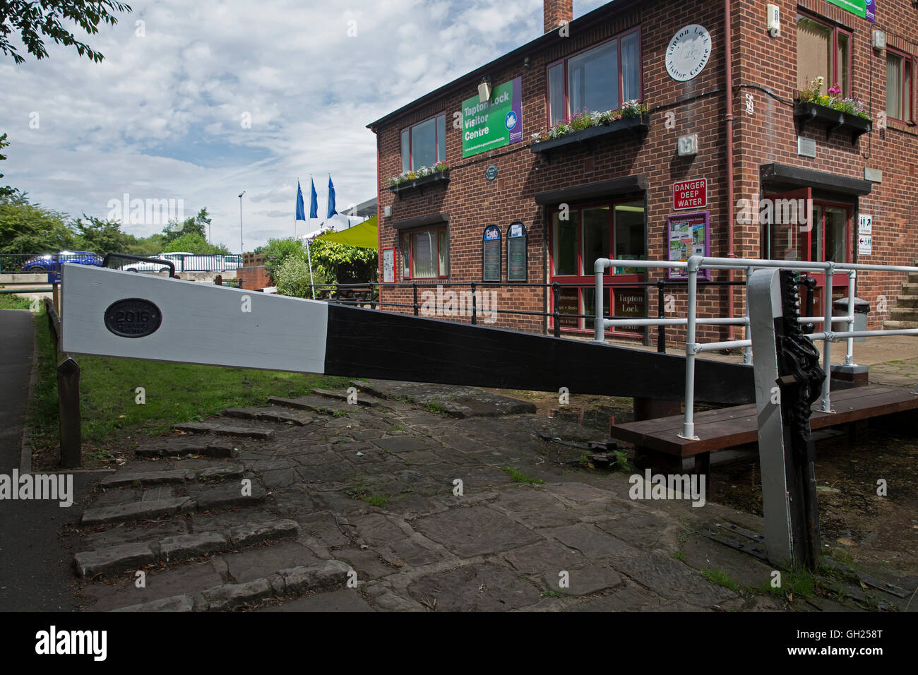 Lock gates at Tapton Lock by The Chesterfield Canal in Derbyshire Stock ...