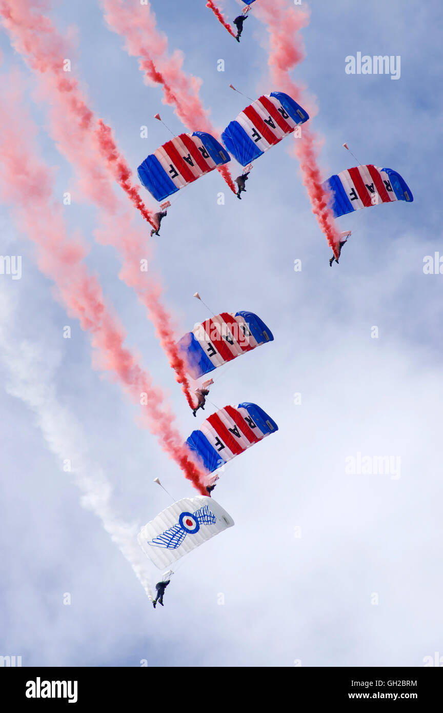 Free fall parachute hi-res stock photography and images - Alamy