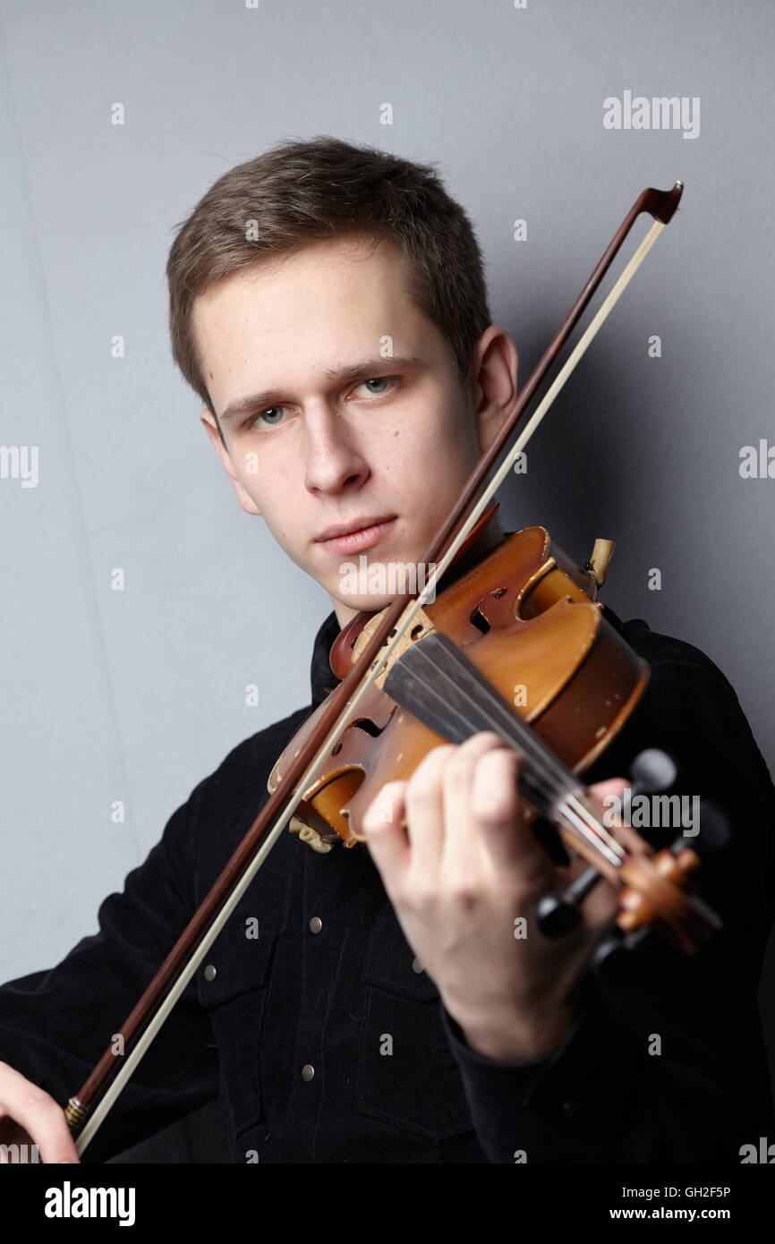 man playing violin close-up Stock Photo - Alamy