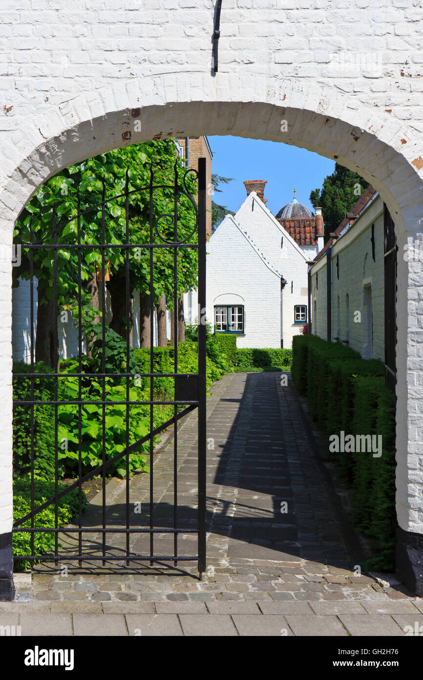 Medieval almshouse hi-res stock photography and images - Alamy