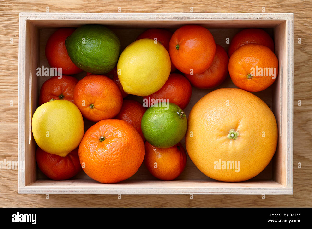 Fresh citrus fruits mix in a box Stock Photo - Alamy