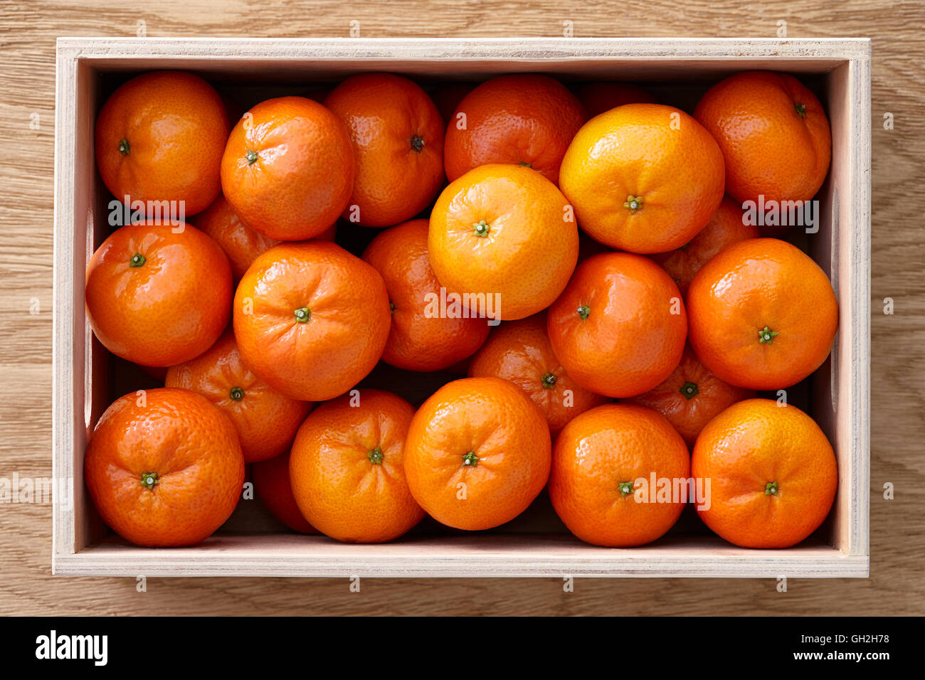 Fresh mandarines box Stock Photo - Alamy