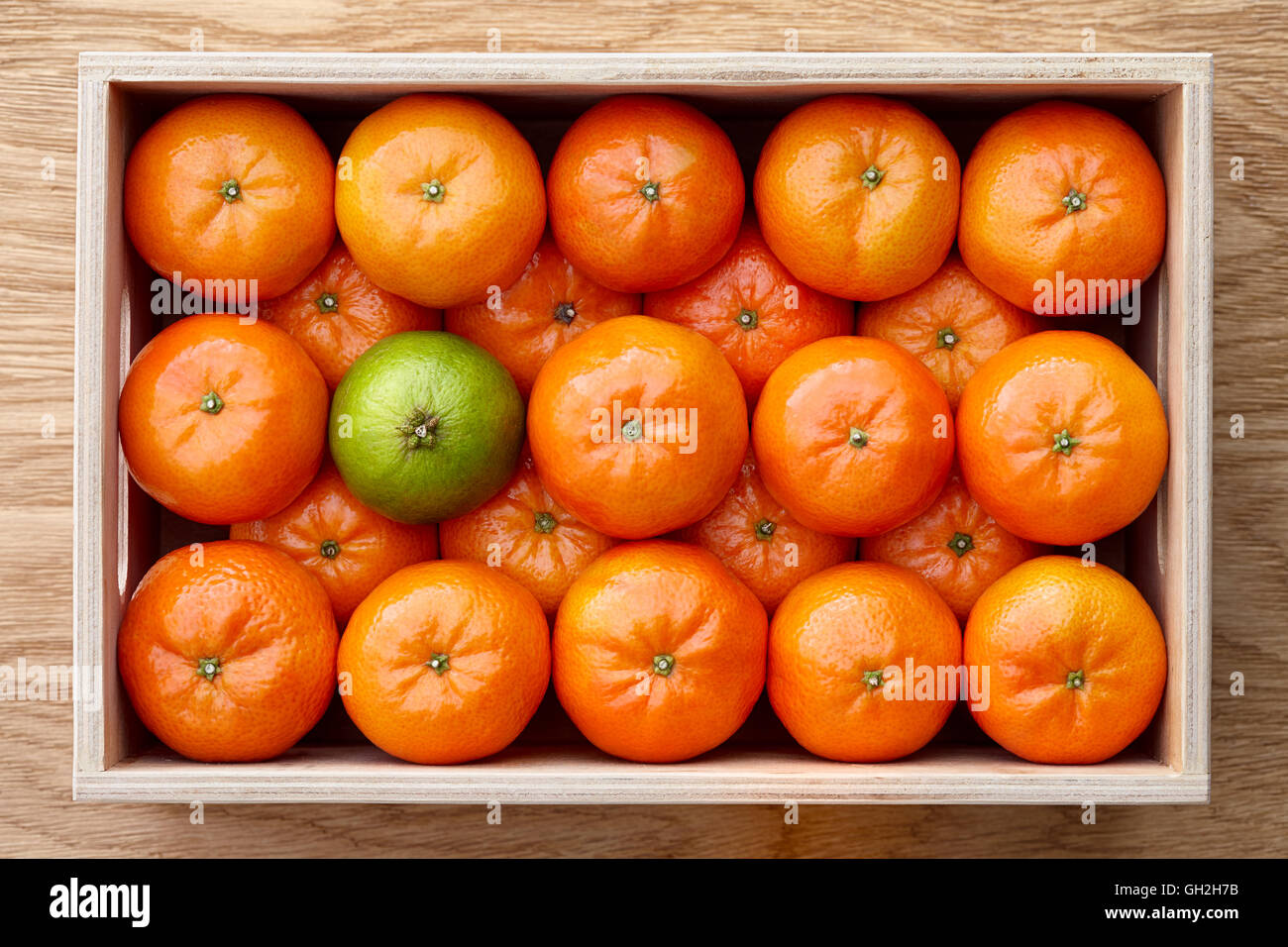 Fresh mandarines box Stock Photo - Alamy