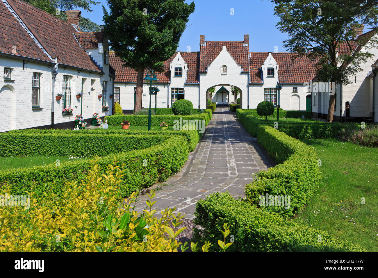 Medieval almshouse hi-res stock photography and images - Alamy