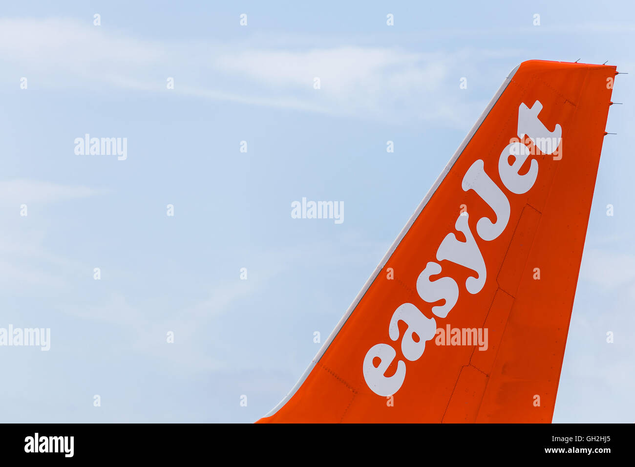 Colourful & iconic Easyjet winglet on the edge of one of it's airliners ...