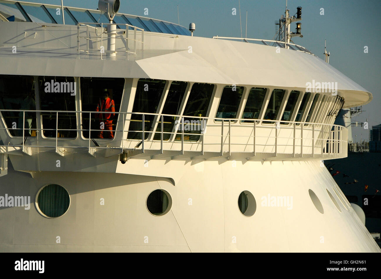 Cruise ship coming into port hi-res stock photography and images - Alamy