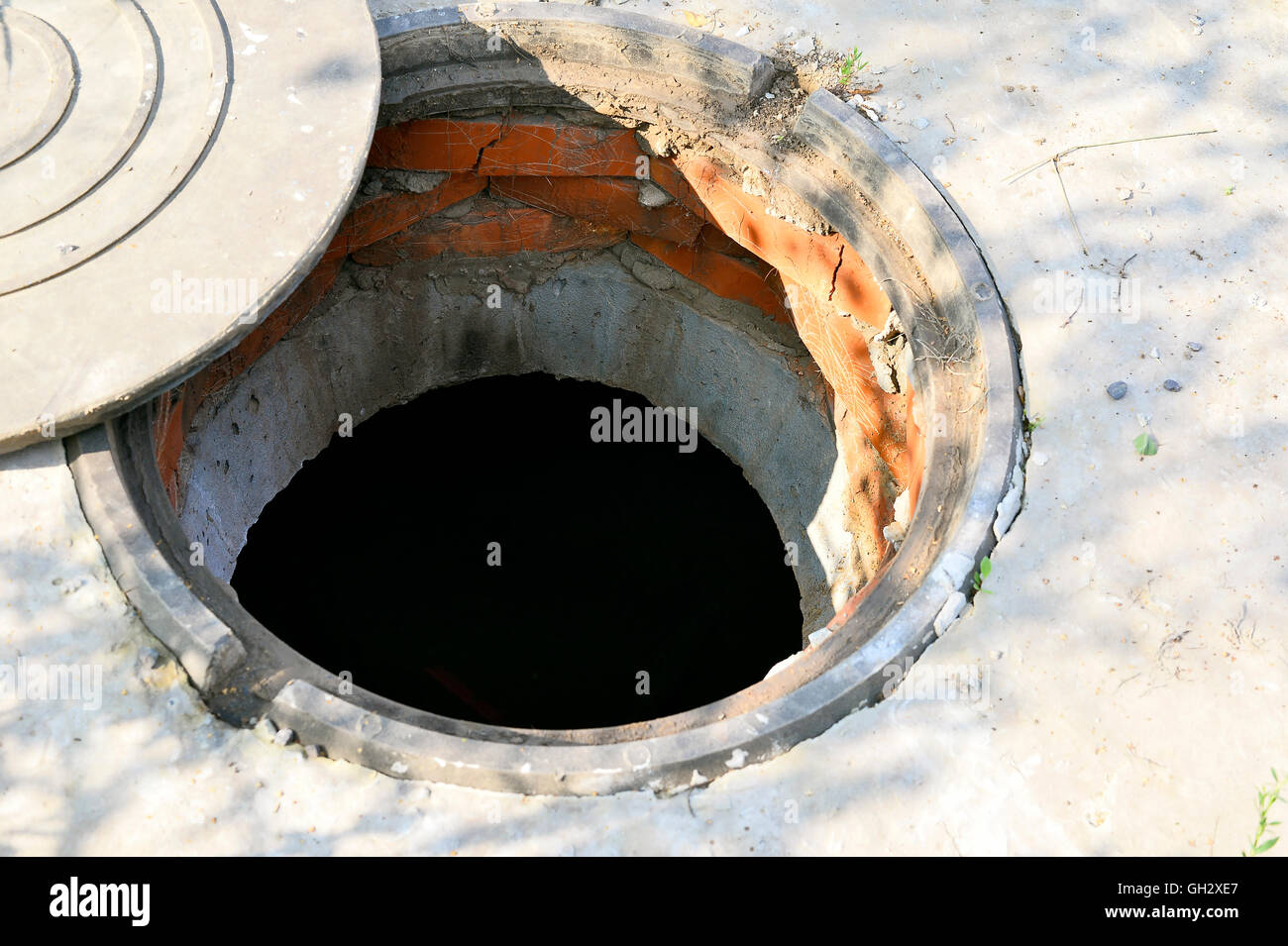 Open manhole hi-res stock photography and images - Alamy