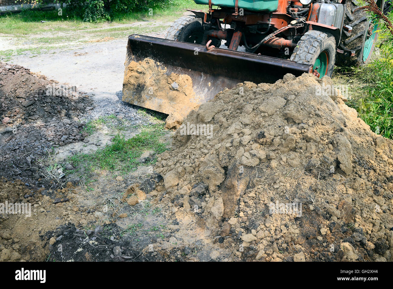 Excavator bucket digging a trench in the dirt ground Stock Photo - Alamy