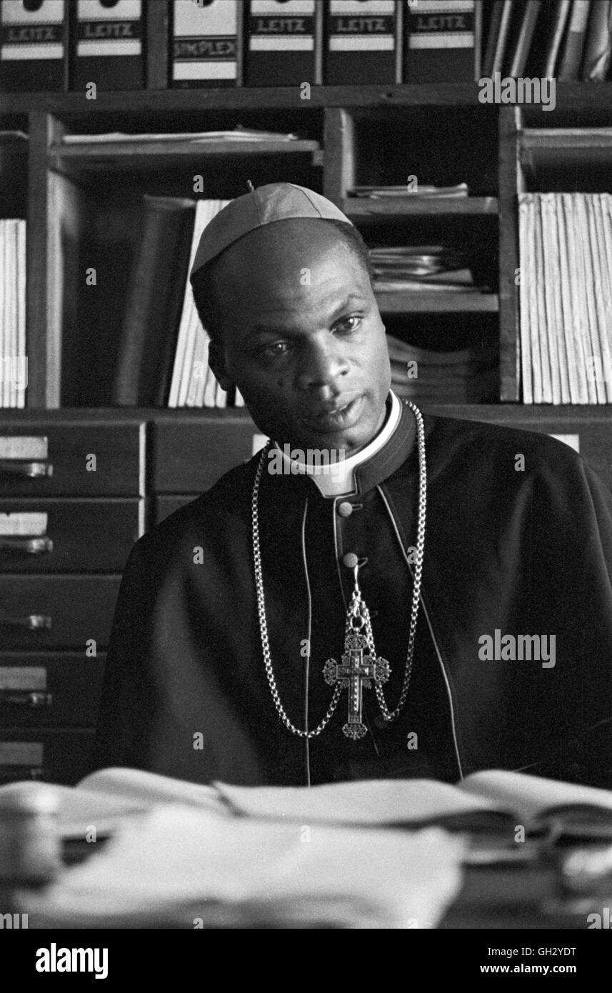 Cardinal priest hi-res stock photography and images - Alamy