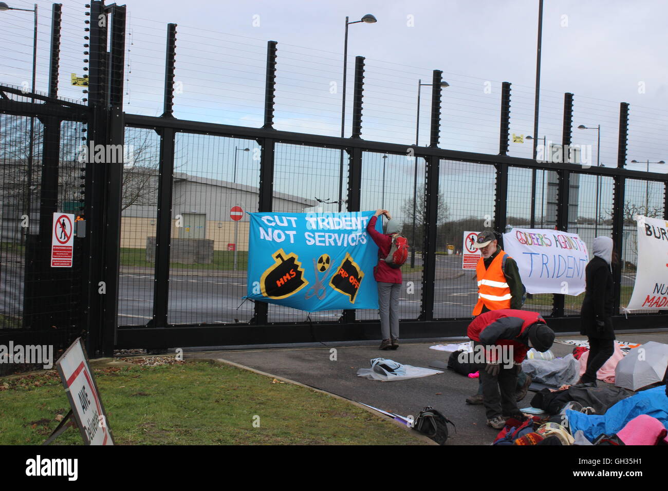AWE ALDERMASTON AGAINST ATOMIC WEAPONS - TRIDENT - PROTESTERS GATHER AT ...