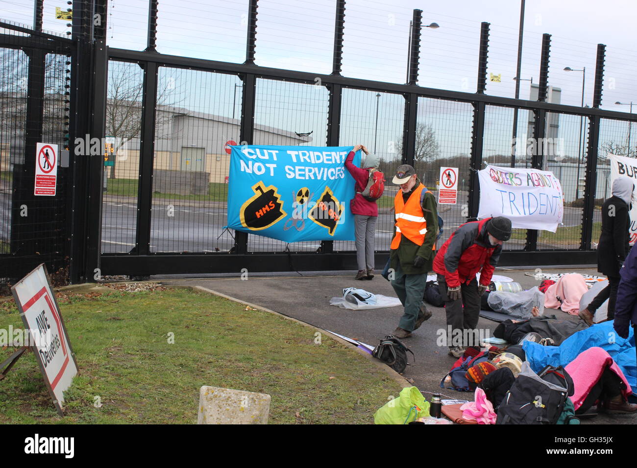 AWE ALDERMASTON AGAINST ATOMIC WEAPONS - TRIDENT - PROTESTERS GATHER AT ...