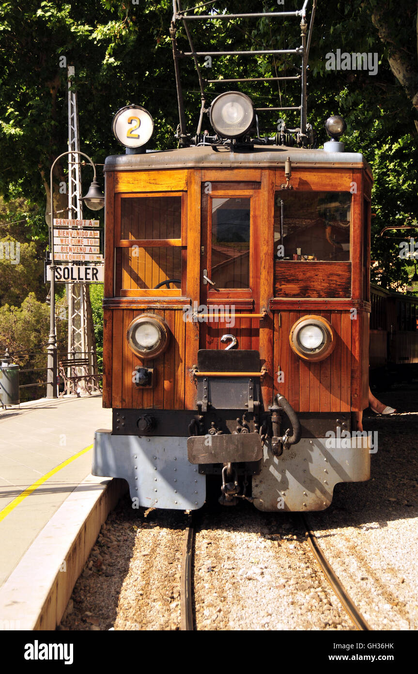 Railway stations and cable cars hi-res stock photography and images - Alamy