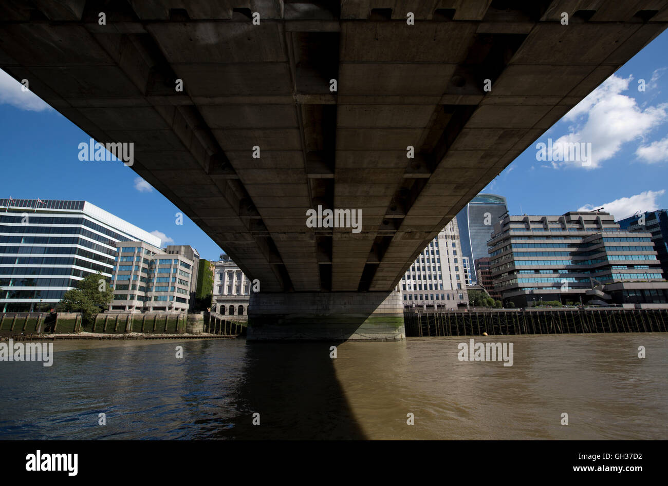 River thames under london bridge hi-res stock photography and images ...