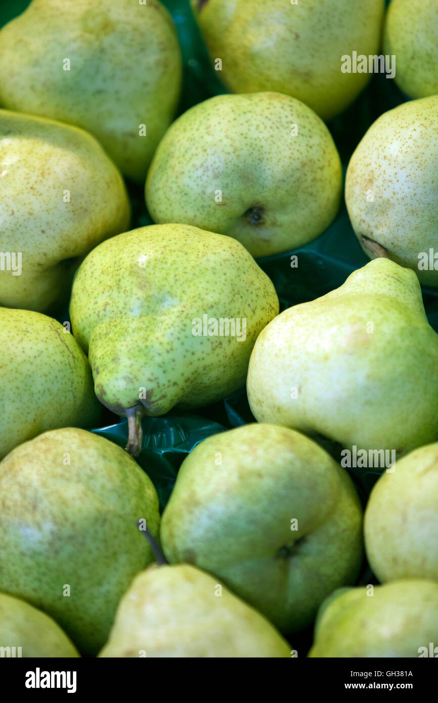 close up of green pears at fruit stand Stock Photo - Alamy
