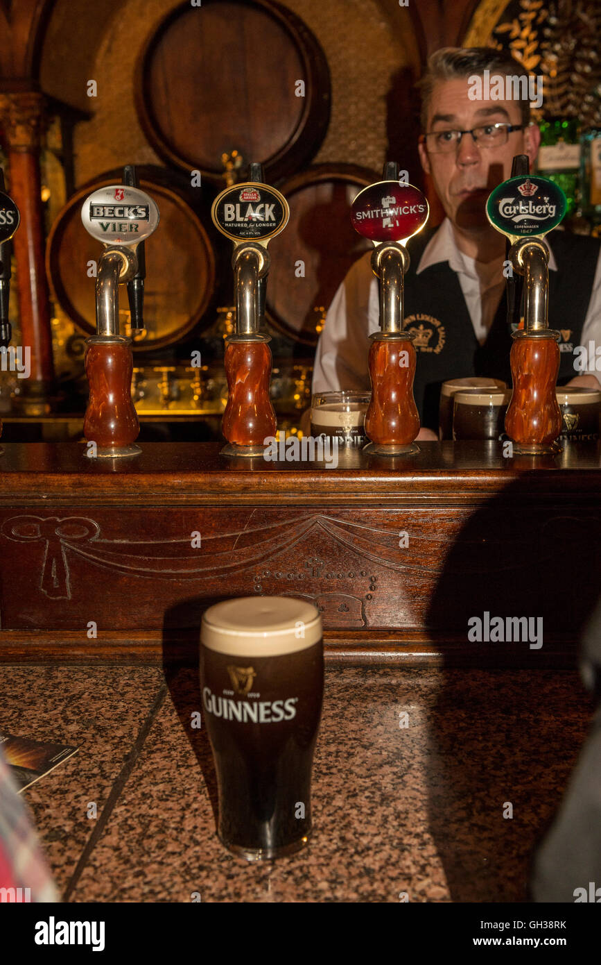 Barman in traditional Belfast pub Stock Photo - Alamy