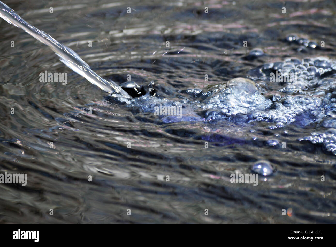 Splashing ripples hi-res stock photography and images - Alamy