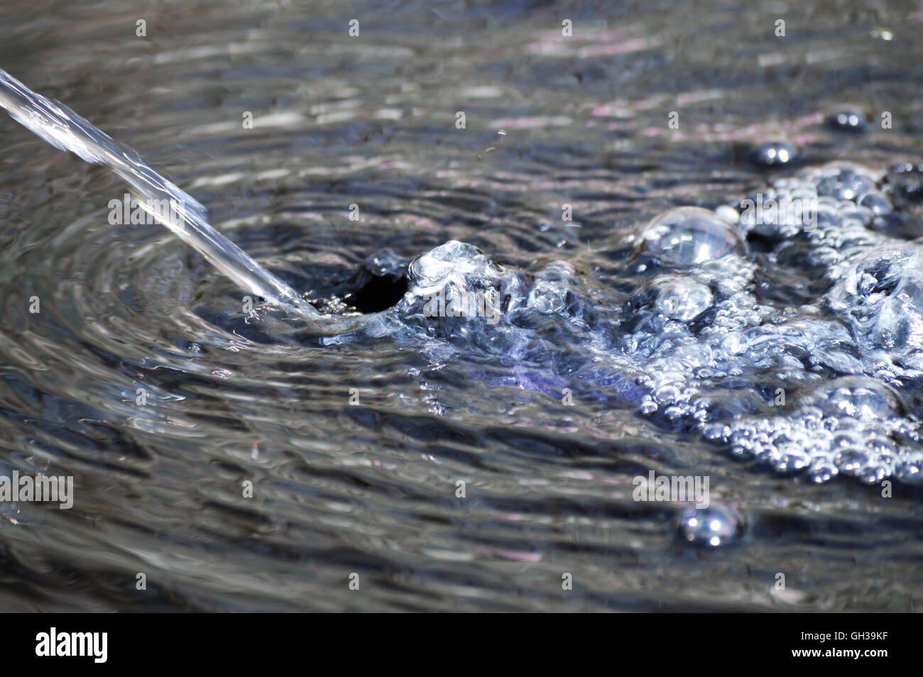 Splashing ripples hi-res stock photography and images - Alamy