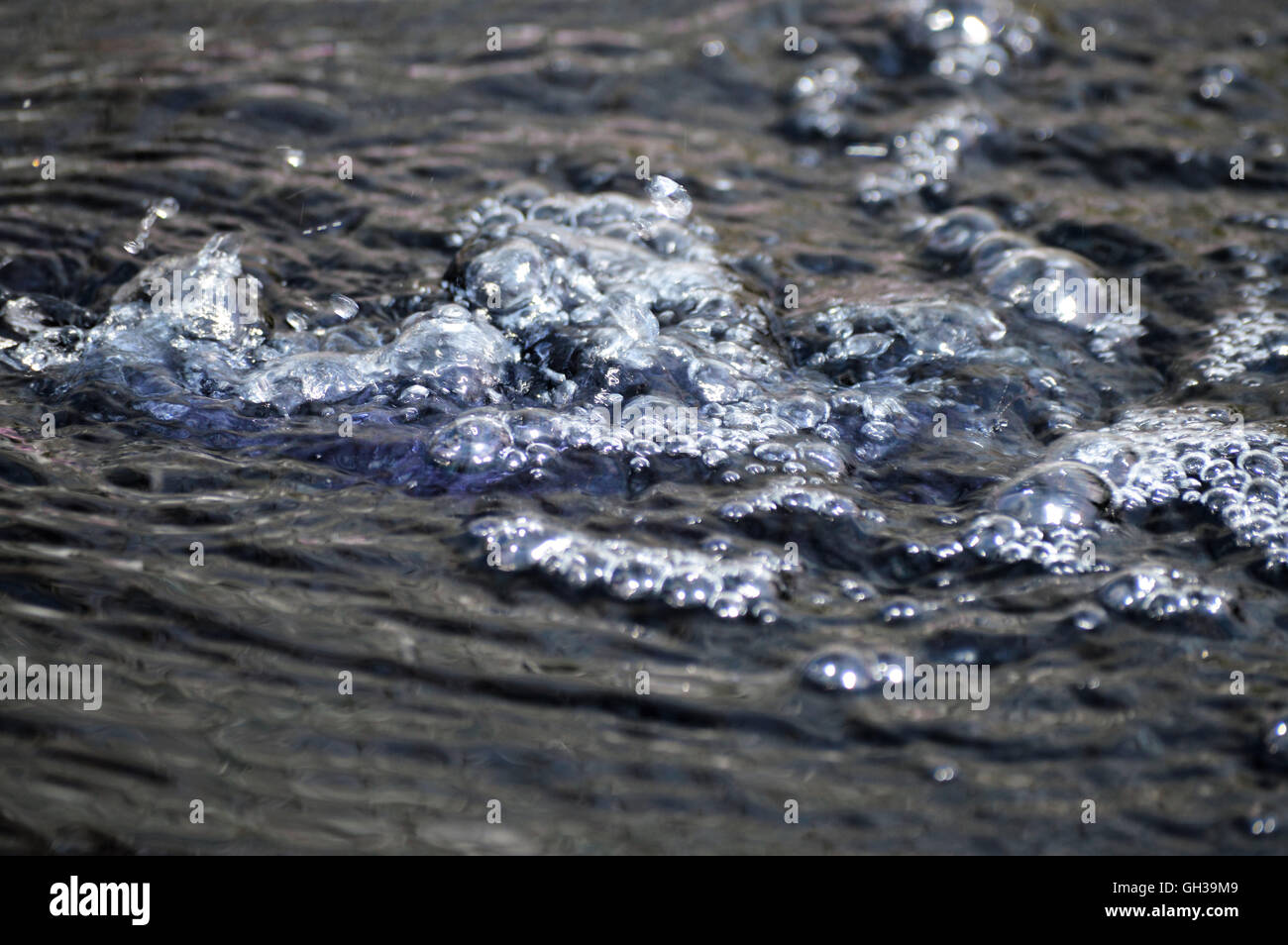 Splashing ripples hi-res stock photography and images - Alamy