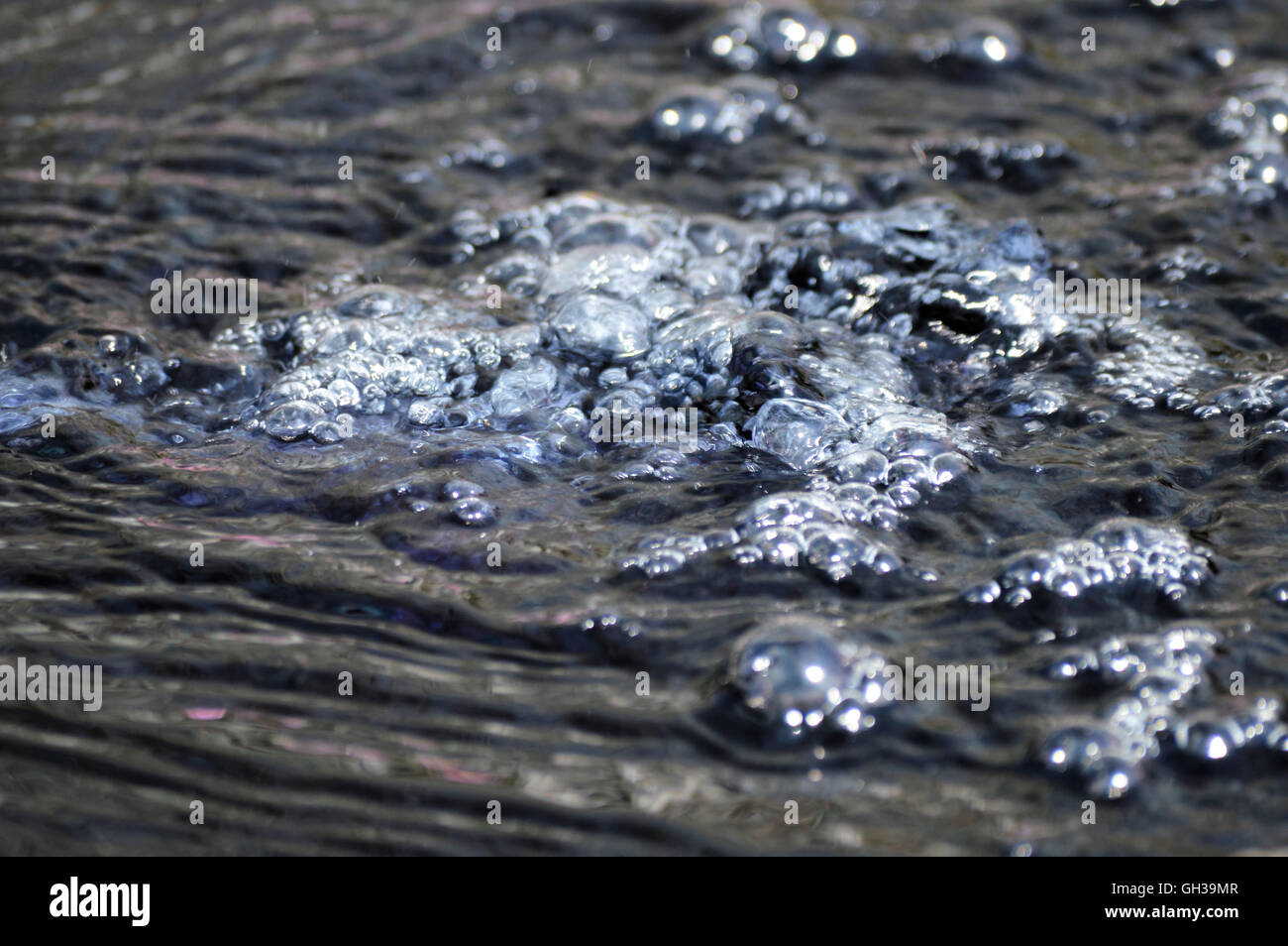 Splashing ripples hi-res stock photography and images - Alamy