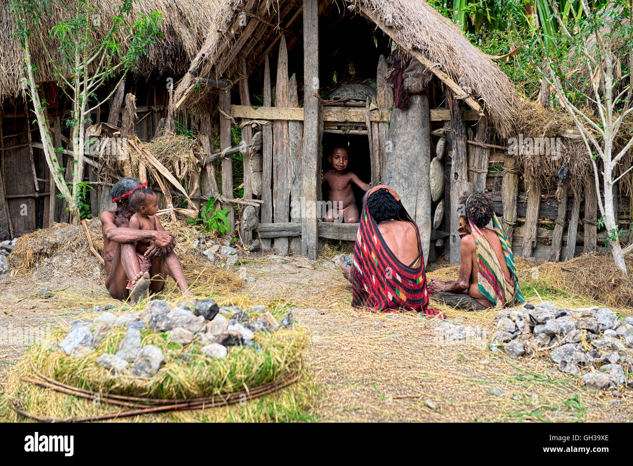 Family chat while waiting the food Stock Photo - Alamy