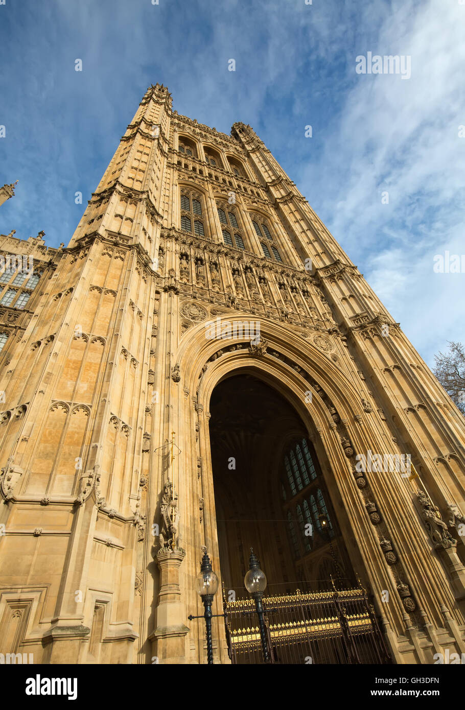 House parliament day night england hi-res stock photography and images ...