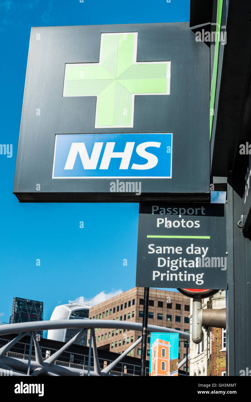 Nhs green cross hi-res stock photography and images - Alamy