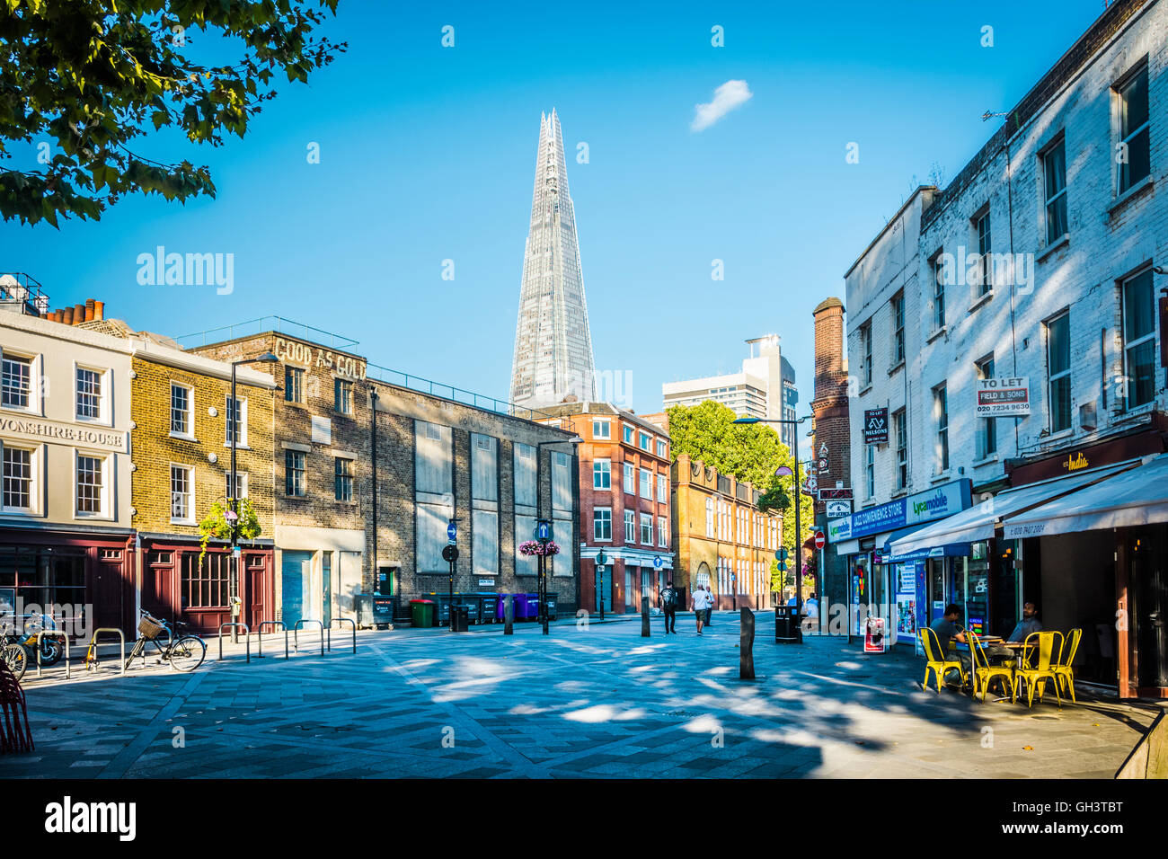 Flat iron square london hi-res stock photography and images - Alamy