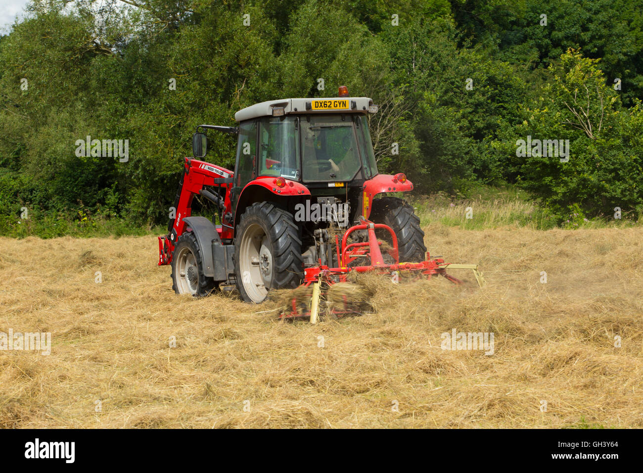 Hay field uk tractor hi-res stock photography and images - Alamy