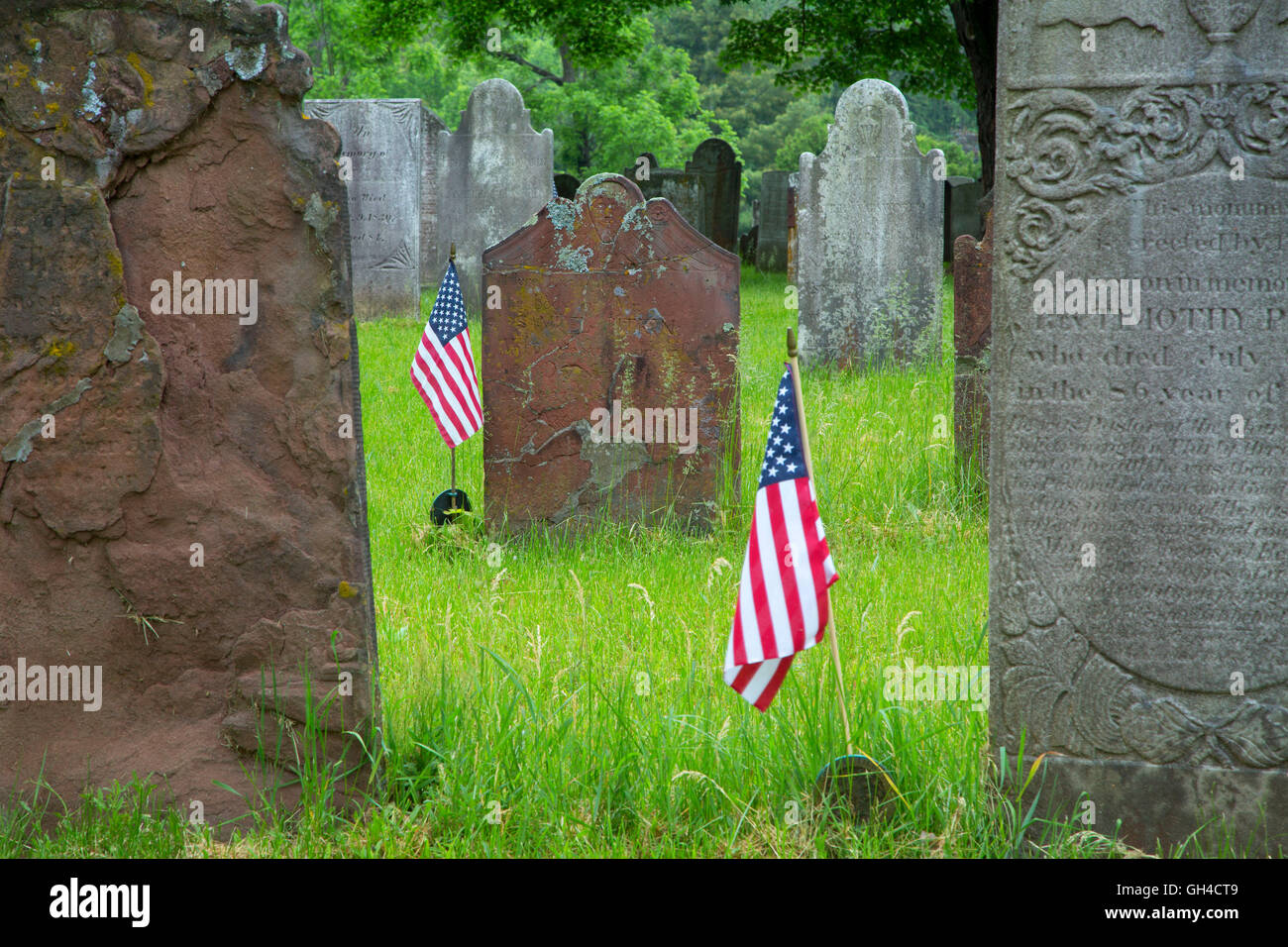 Gravestone with American flag, Memento Mori Burying Ground, Farmington ...