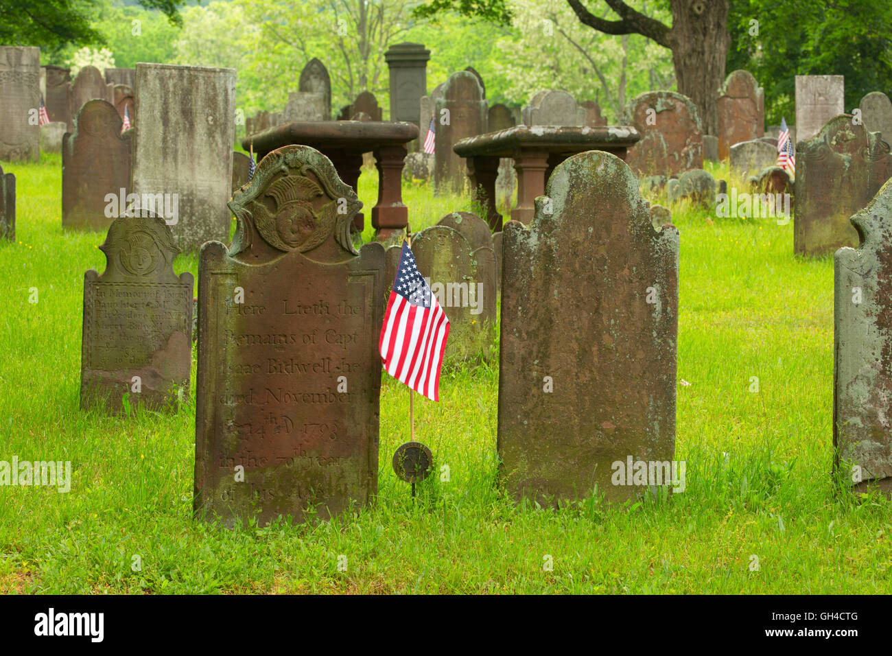 Gravestone with American flag, Memento Mori Burying Ground, Farmington ...