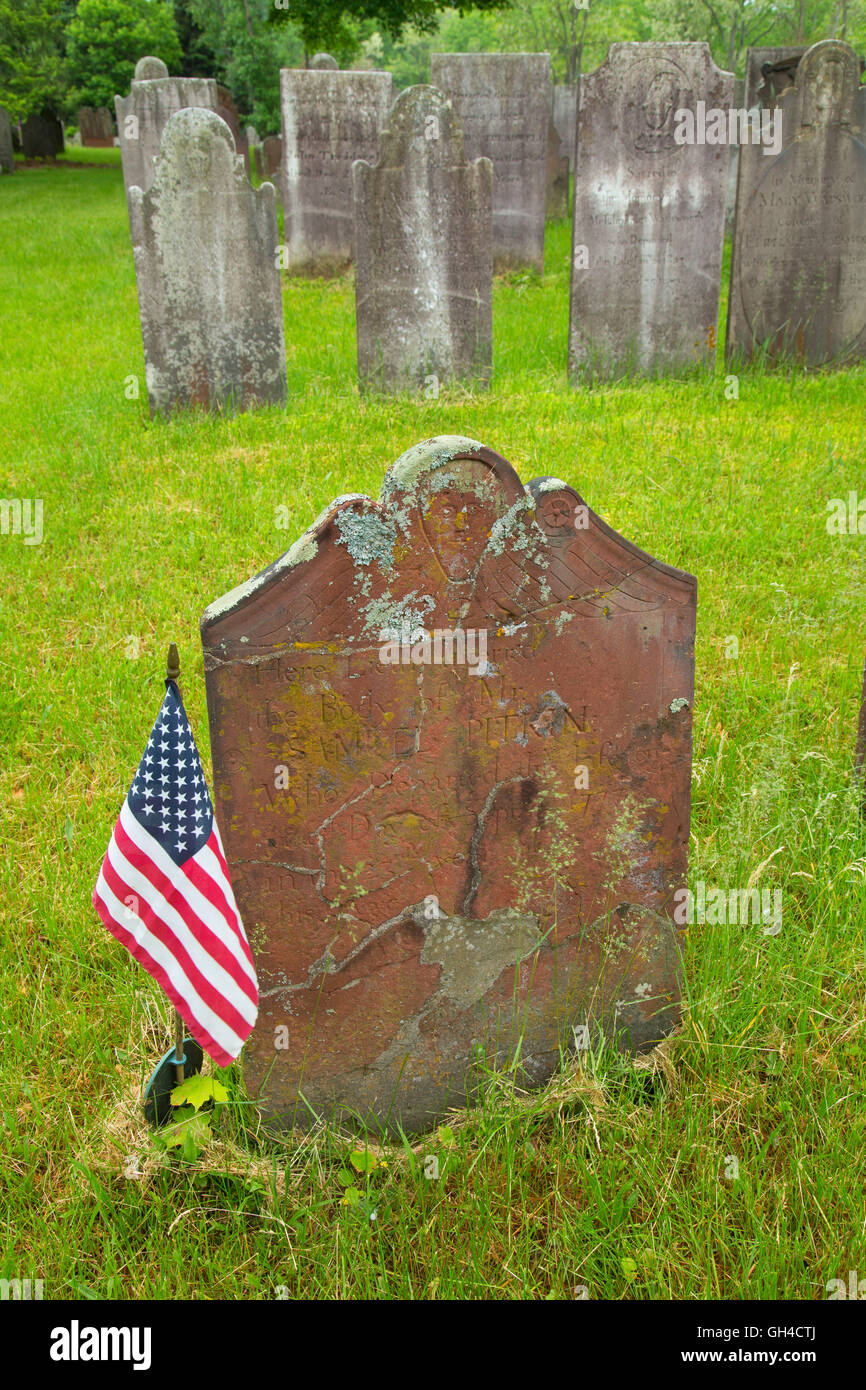 Gravestone with American flag, Memento Mori Burying Ground, Farmington ...