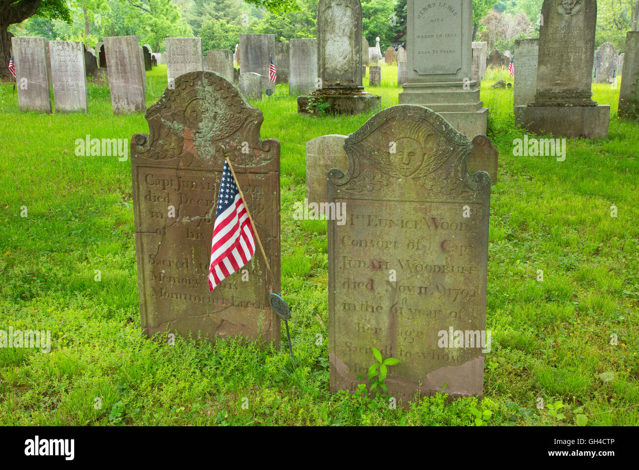 Gravestone with American flag, Memento Mori Burying Ground, Farmington ...