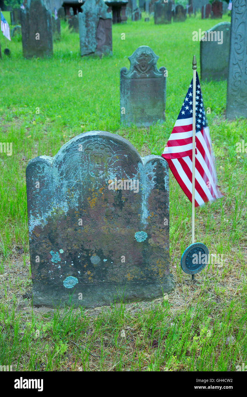 Gravestone with American flag, Memento Mori Burying Ground, Farmington ...