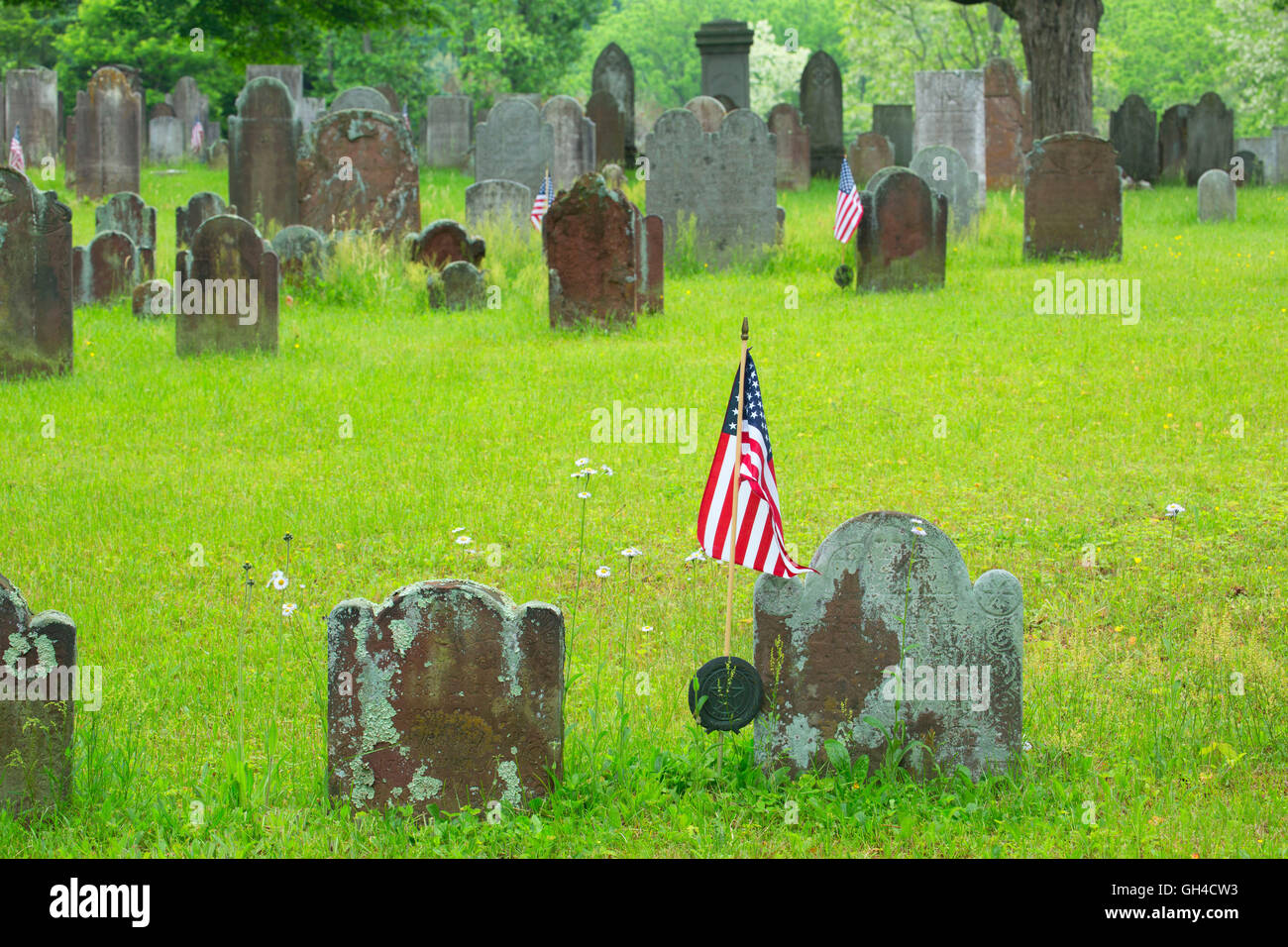 Gravestone with American flag, Memento Mori Burying Ground, Farmington ...