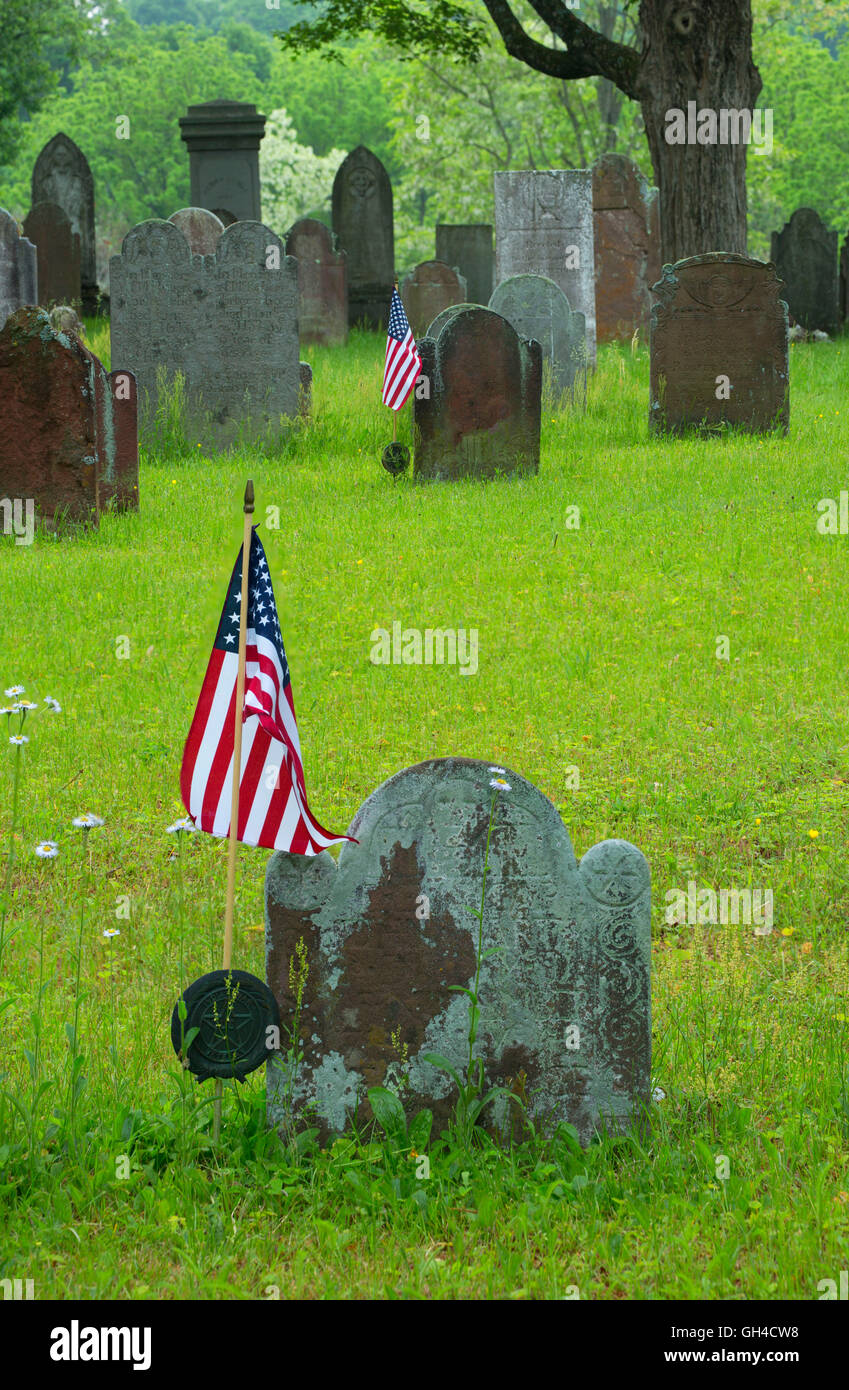 Gravestone with American flag, Memento Mori Burying Ground, Farmington ...