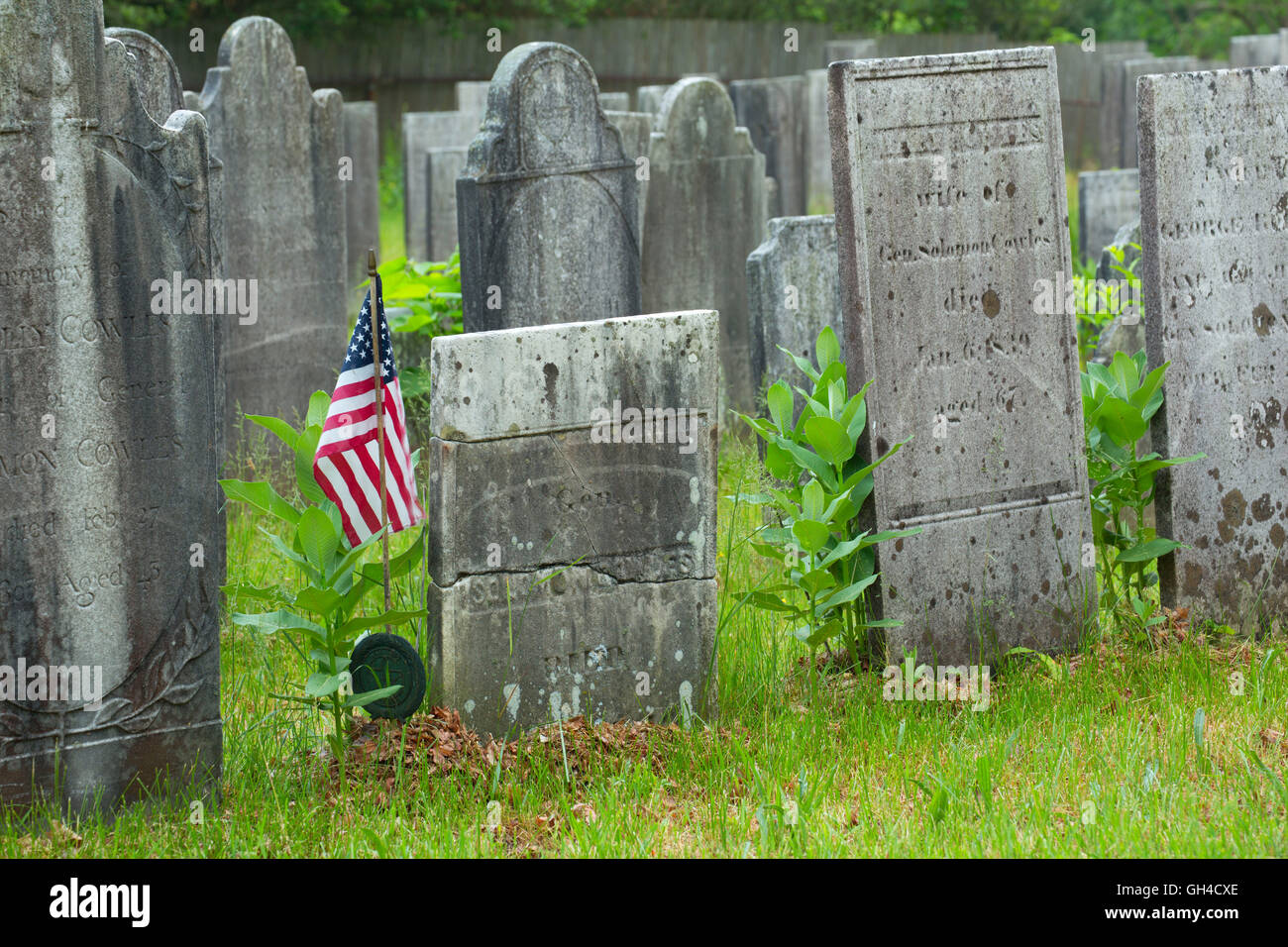 Gravestone with American flag, Memento Mori Burying Ground, Farmington ...