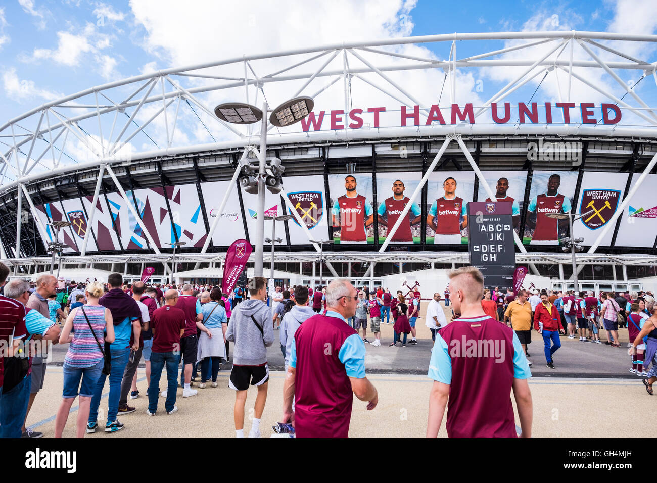 West ham olympic stadium hi-res stock photography and images - Alamy