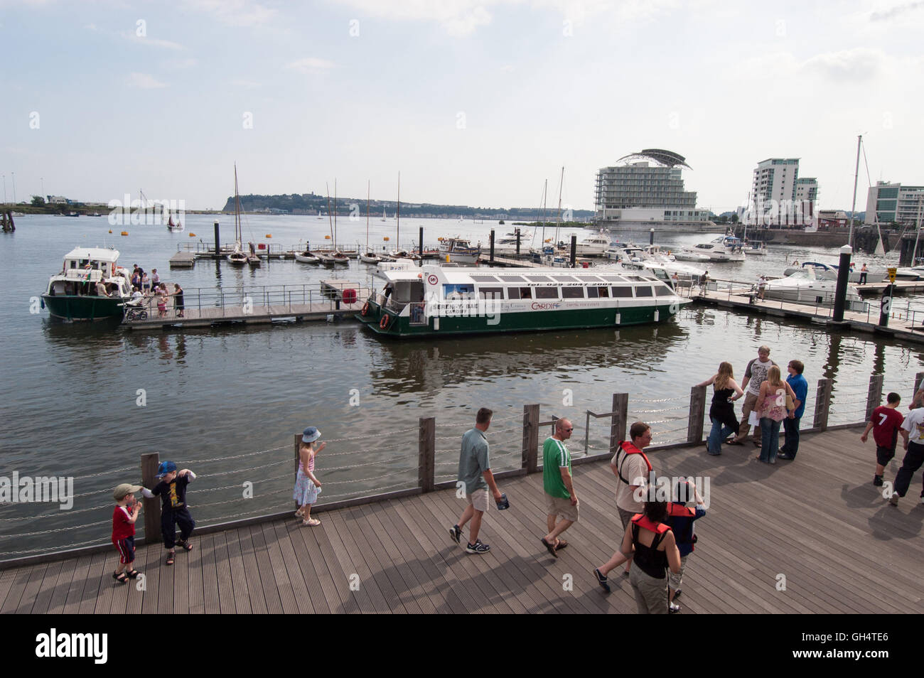 Cardiff Bay, Waterbus Mooring in the Inner Harbour Stock Photo - Alamy